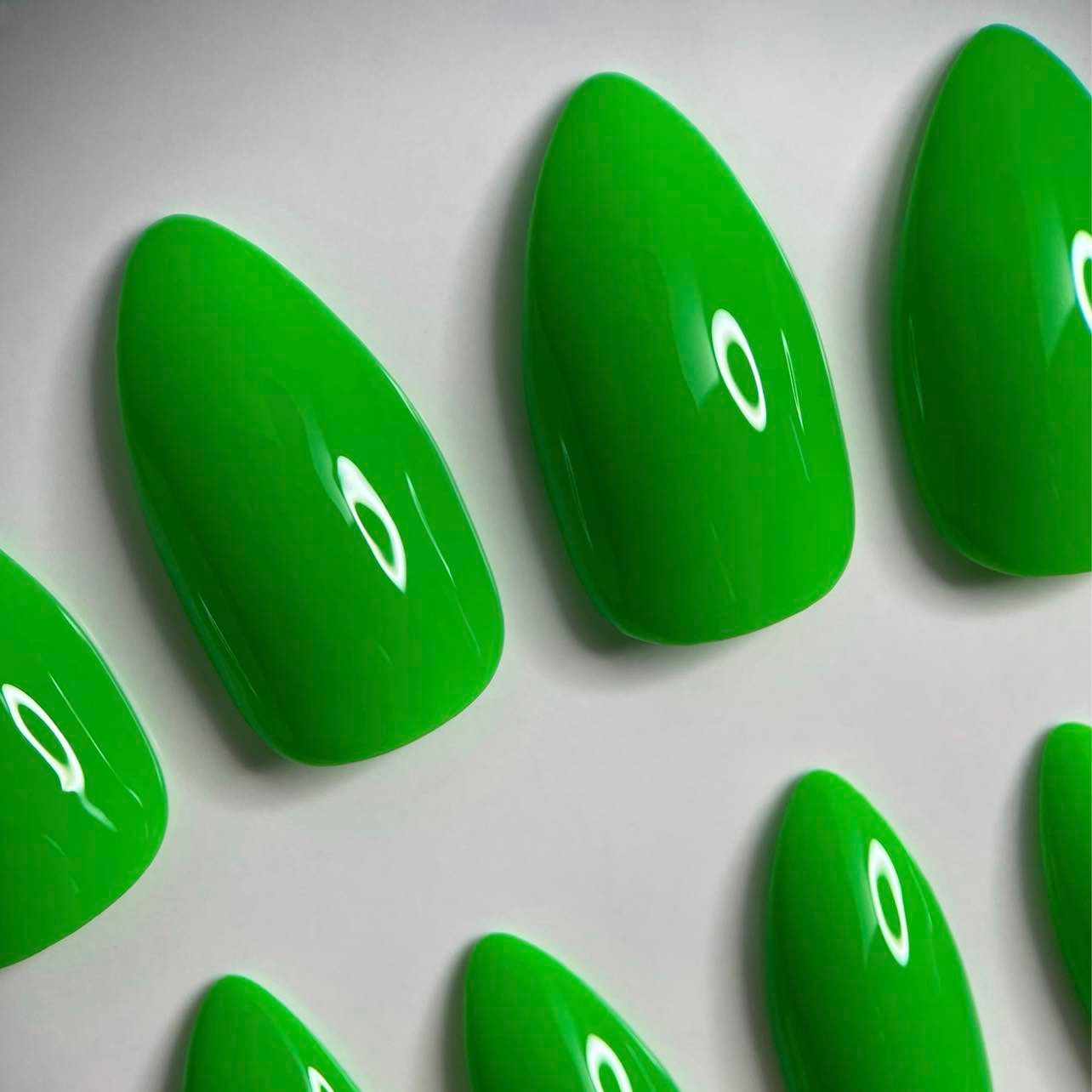 Bright Green Press-On Nail Set – SCIENTIA